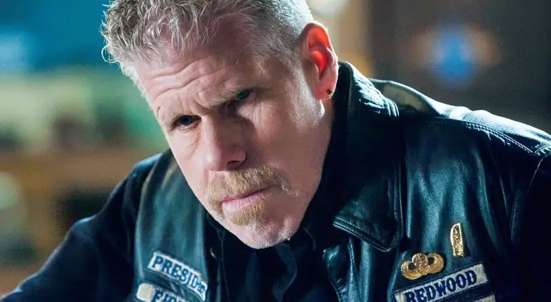 Qual episódio Clay morre Sons of Anarchy?